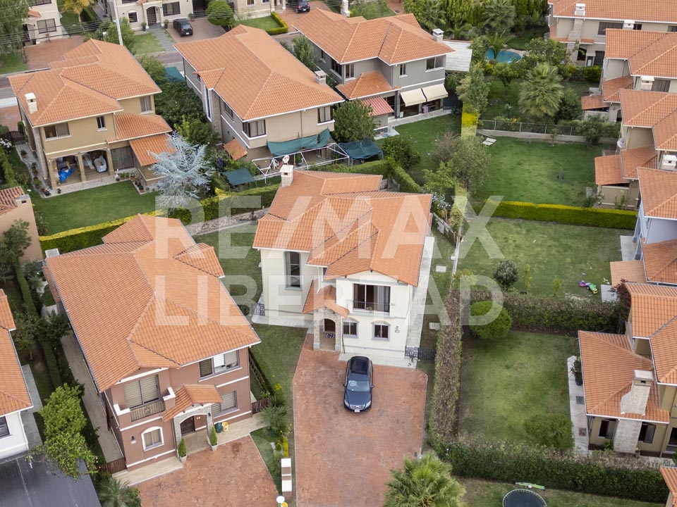 AMPLIA CASA EN VENTA, COND. LA SERENA – ZONA TIQUIPAYA | RE/MAX LIBERTAD